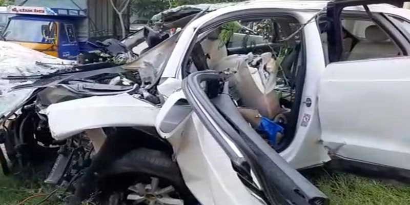 Audi Crashes into an Electric Poll, 7 including 3 women dead